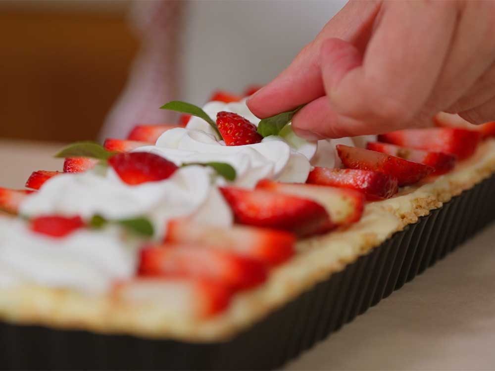 Crostata fredda crema e fragole con biscotti Oro Saiwa - Ricetta Fatto ...