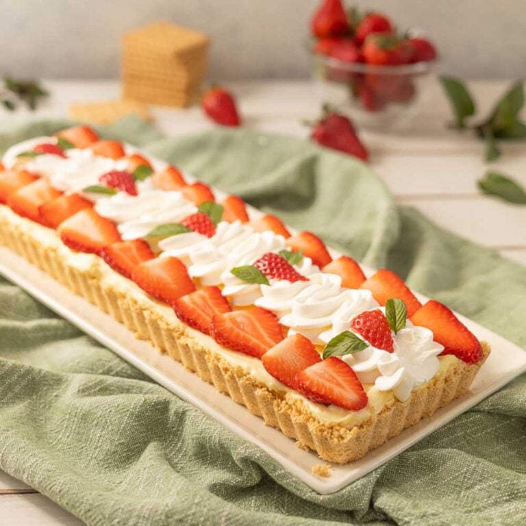 Crostata fredda crema e fragole con biscotti Oro Saiwa - Ricetta Fatto ...