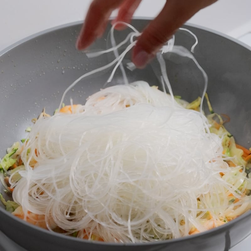 Spaghetti di soia verdure e gamberi - Ricetta Fatto in casa da Benedetta